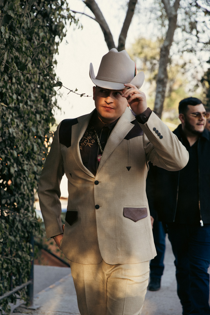 Moy Bobadilla - ICONOS MAGAZINE